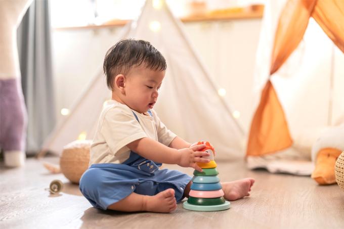 Speeltips voor baby's 10 - 12 maanden | WIJ.nl