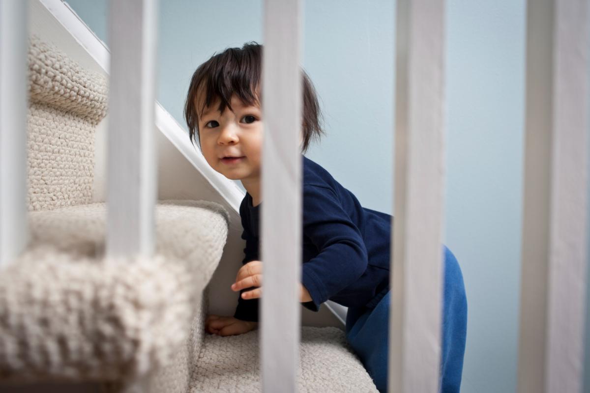 Je kind leren traplopen en tips voor een veilige trap | WIJ.nl