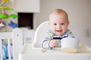Start vaste voeding baby vanaf 4 maanden | WIJ.nl