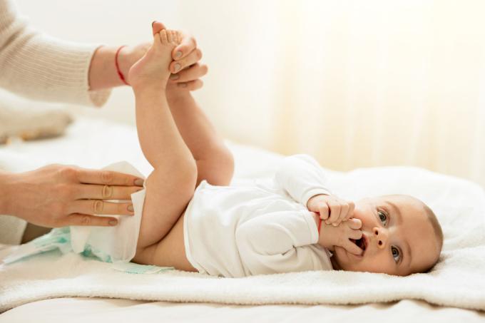 Luier verschonen bij je baby: waar let je op? | WIJ.nl