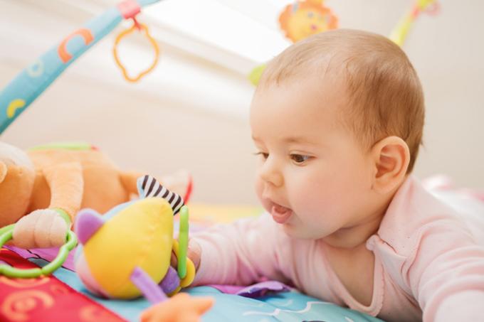 Spelen met je baby? De leukste speeltips voor 0-12 maanden | WIJ.nl