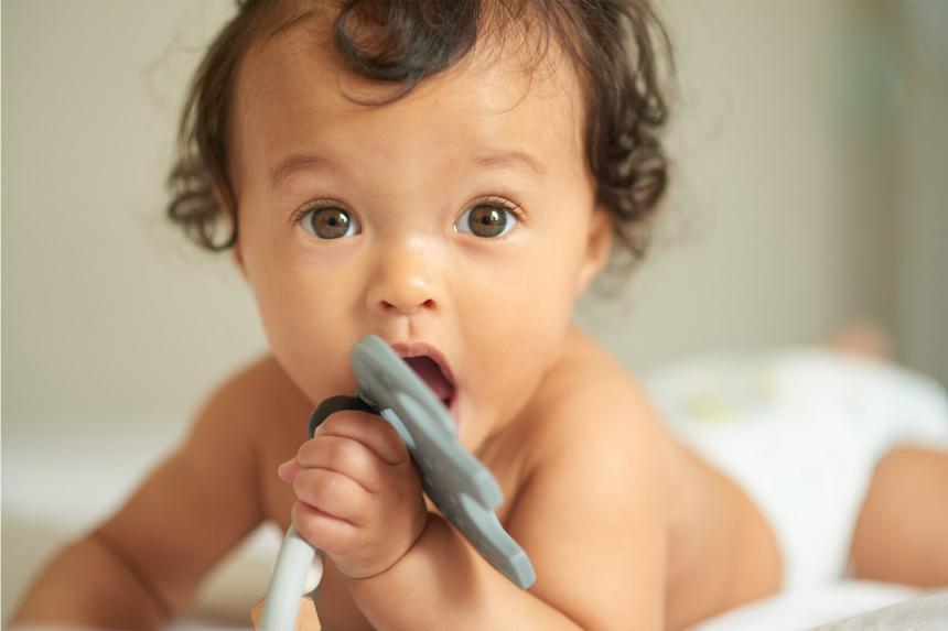 Eerste tandjes baby: symptomen & tips | WIJ.nl